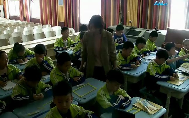 ...青岛版小学数学四年级下册《平行四边形和梯形的认识》优质课公开...