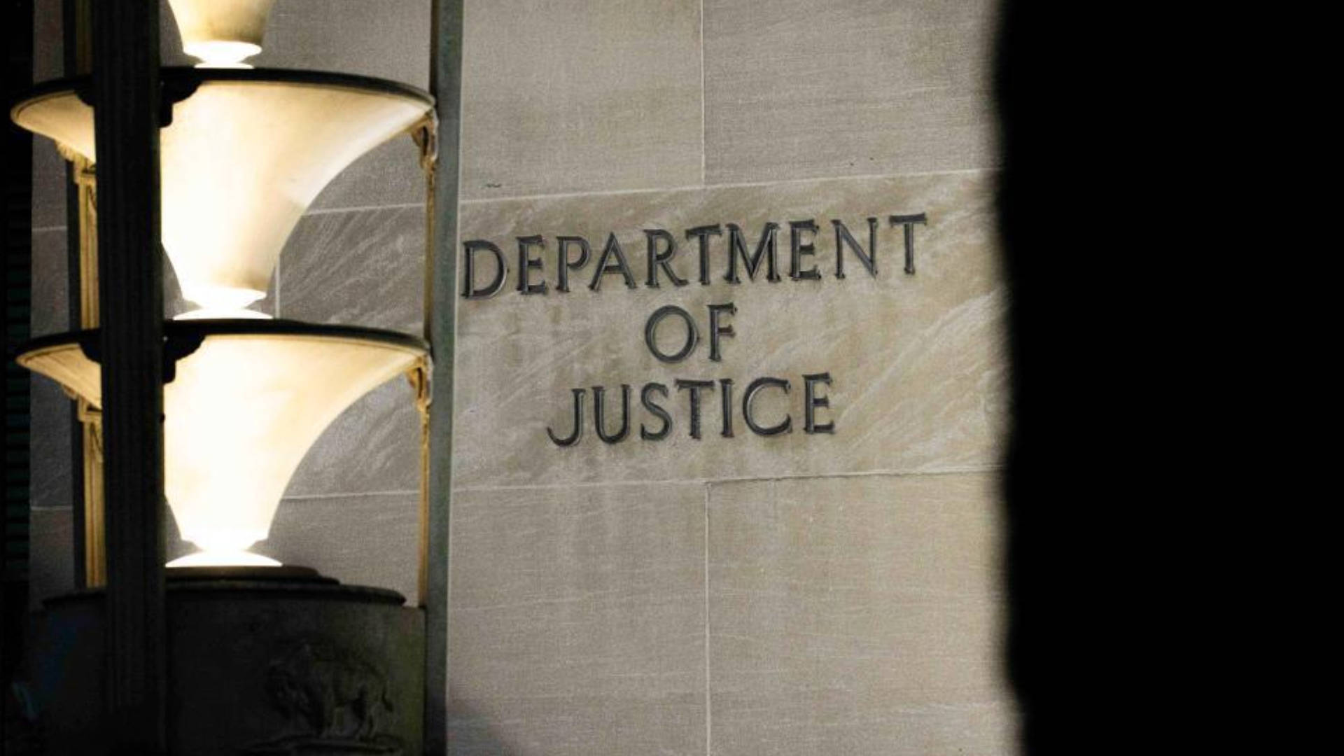 爱泼斯坦案最新文件公布,包括其住所照片等,部分内容被删改,超550页被涂黑