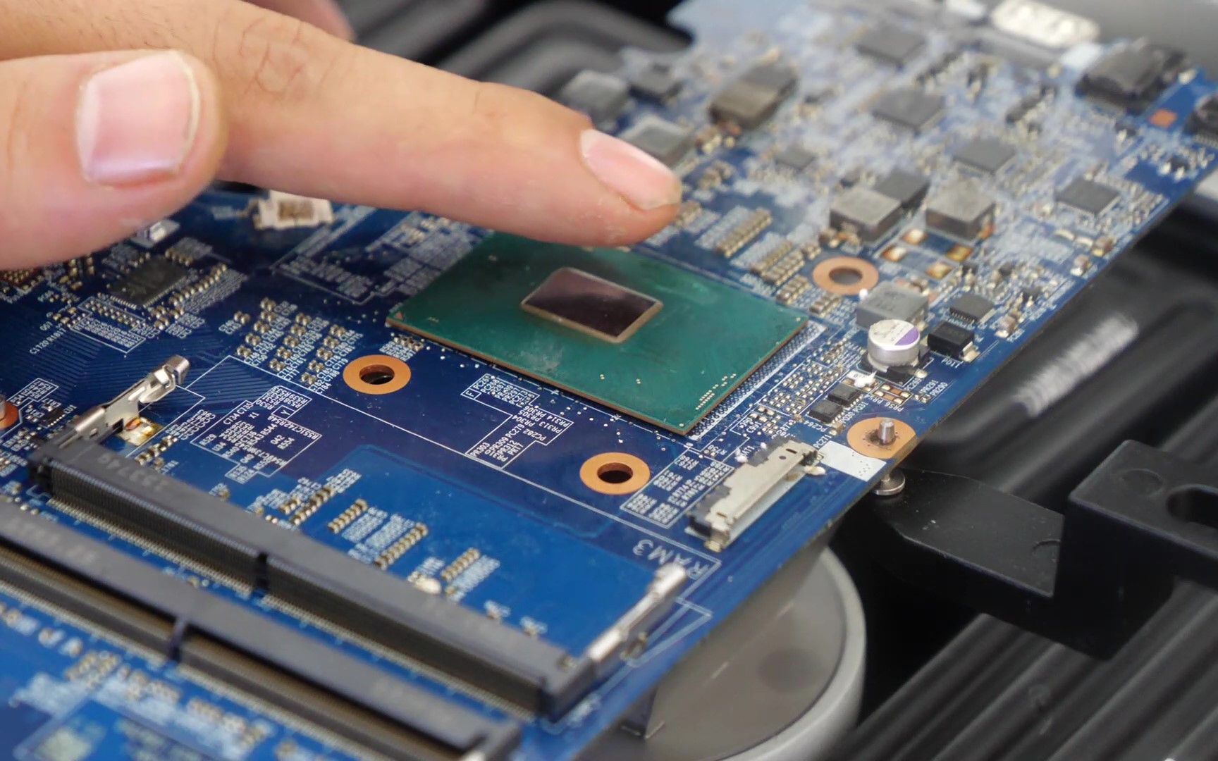 《维修厮》笔记本板载CPU 坏的多吗,更换需要注意什么