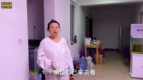 丈夫为了节约奶粉钱,100毫升水居然只放一勺奶粉,真是太狠心了