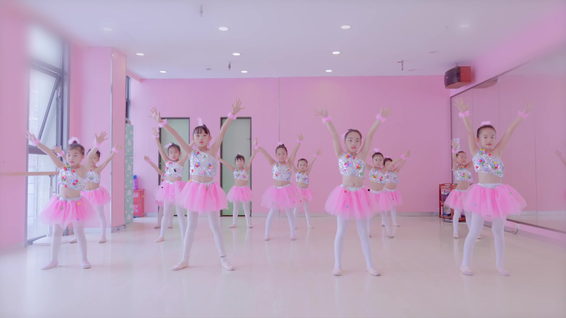 元旦幼儿园舞蹈《粉可爱》,简单好看的少儿舞蹈幼师舞蹈【单色舞蹈】