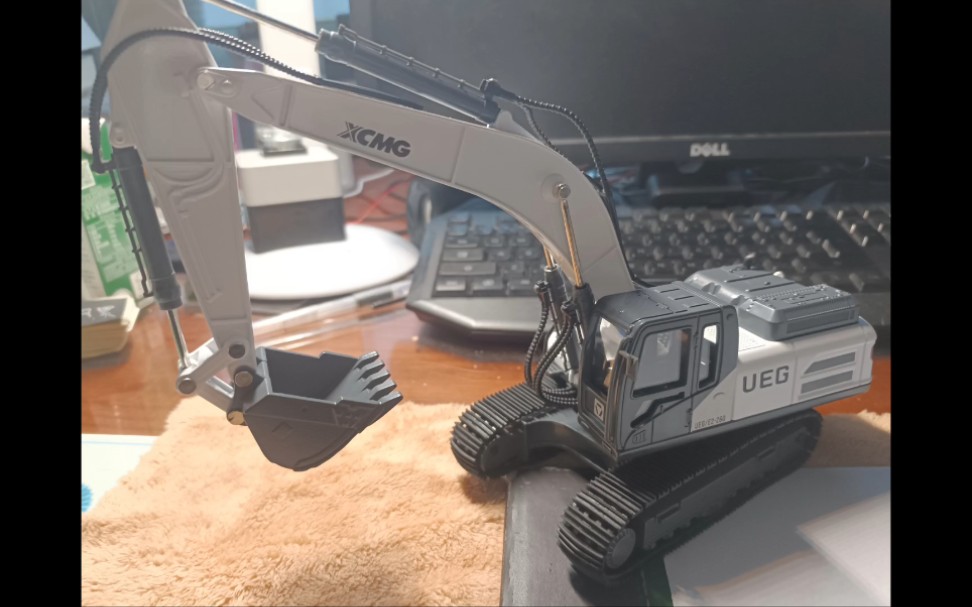 对挖掘机没有抵抗力 徐工模型流浪地球2 ueg e2-260开箱