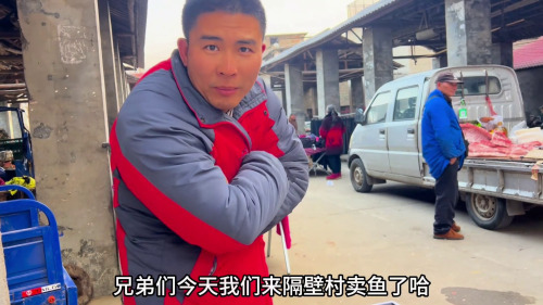 今天和老爸分开卖鱼,没想到销售额直接破千了,创新高了