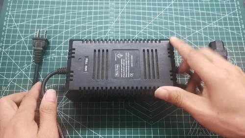 电动车充电器坏了,90%是这里问题,教你用一支电笔就可以修好