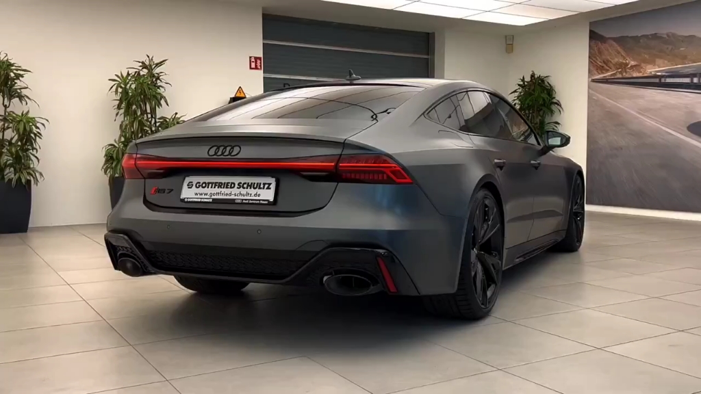 “奥迪RS7冷车启动声浪细节展示太帅了 看完艾特富婆给你置办一辆”