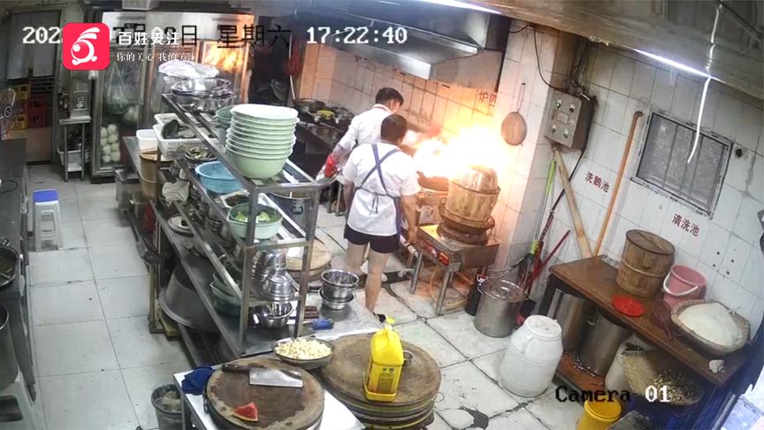 餐馆后厨突然起火,员工上演“教科书”式灭火!网友:加工资
