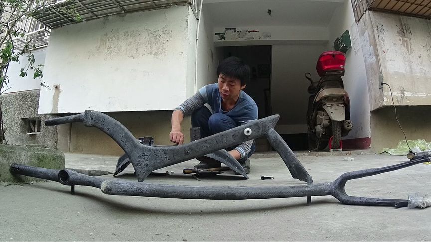 小伙自己制作自行车车架,可我咋看不懂这是啥车呀