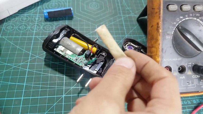 剃须刀充不上电不要扔?原来自己就能更换电池,方法简单一学就会