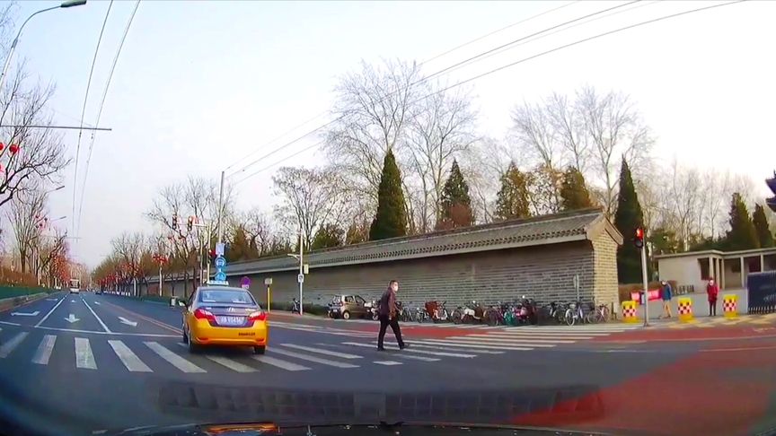 现在许多司机左转弯都不规范,看看正确的操作吧