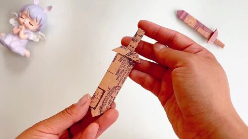 教你折超简单的折纸宝剑,快来试试吧!