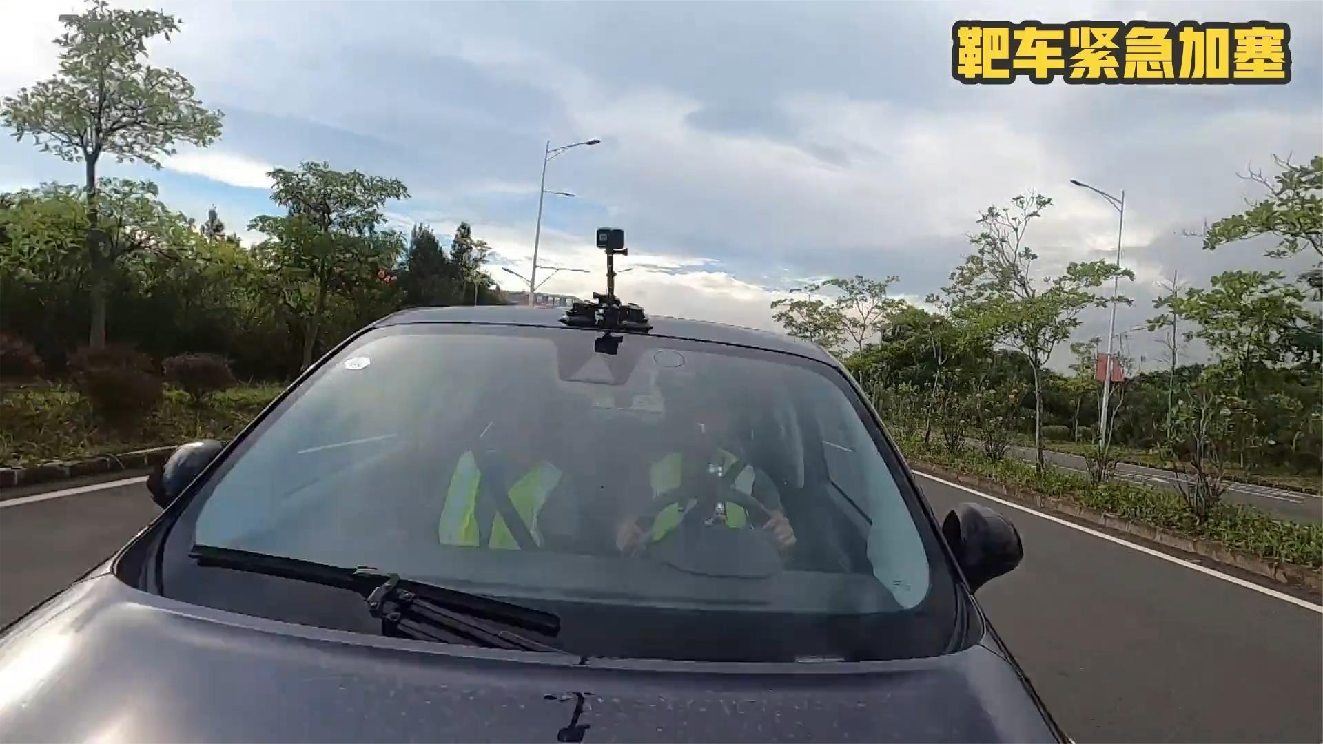 这款电动小车顶配还不到10万,遇到紧急加塞居然还能自动减速