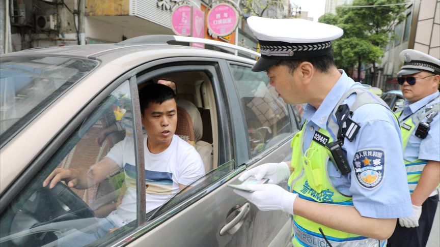 不系安全带,发生事故可能会被甩出去,6月1号的一盔一带很有必要