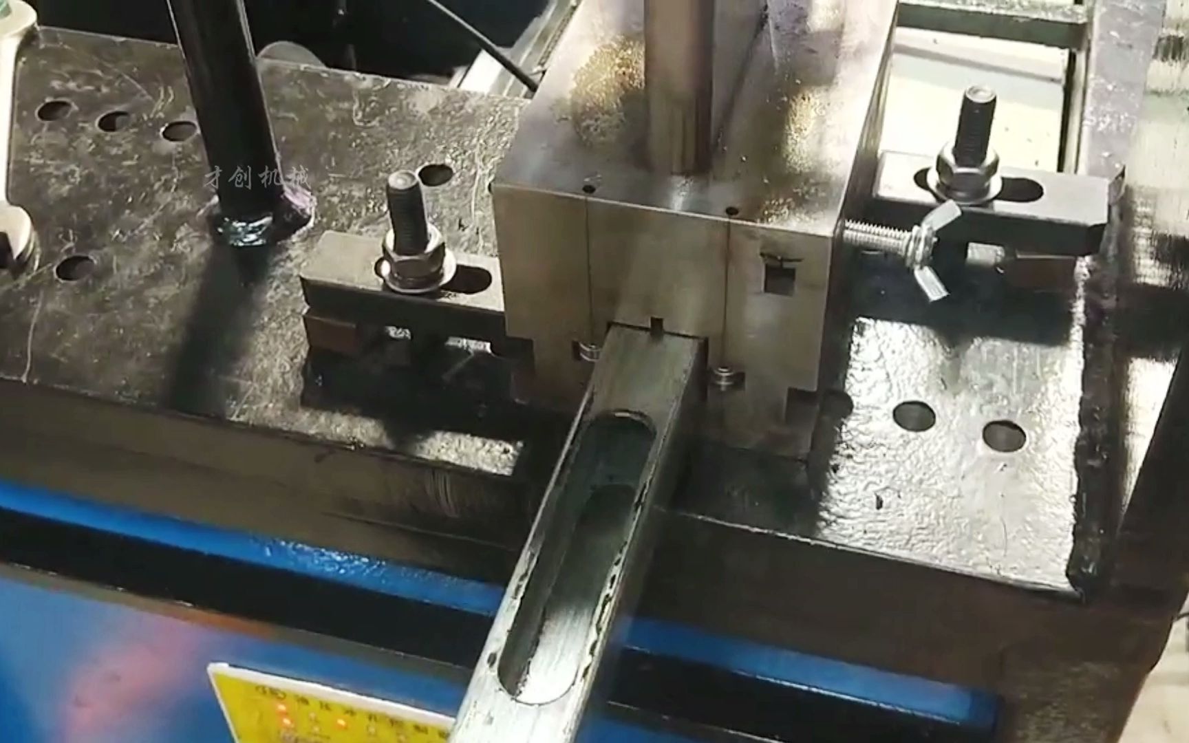 镀锌管冲孔设备,方管冲长腰形椭圆孔的液压冲床模具