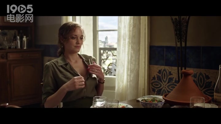 《间谍同盟》曝片段 玛丽昂轻解衣纱色诱皮特