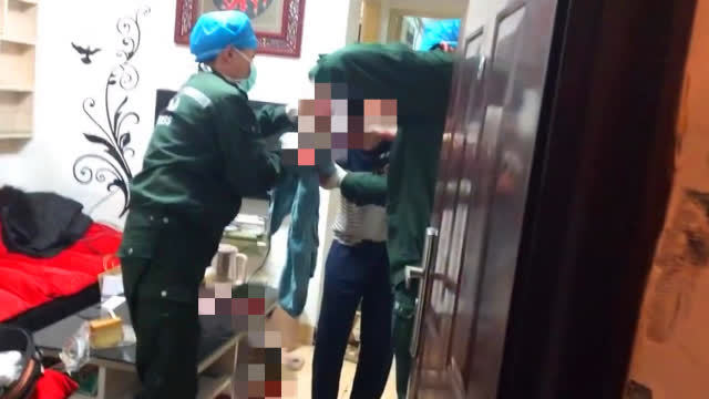 女子因玻璃掉落不慎割破手腕 钥匙又断在防盗门锁内