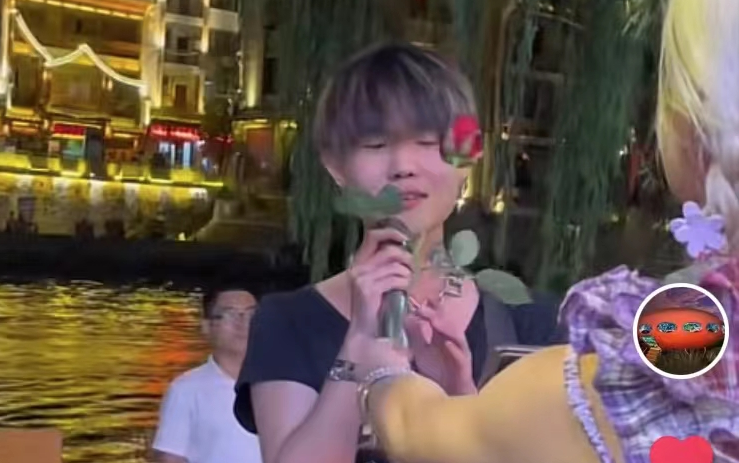 88lien 抖音 贵州旅游之街头卖唱 周杰伦的黑色幽默cover 更新少爷兼职...