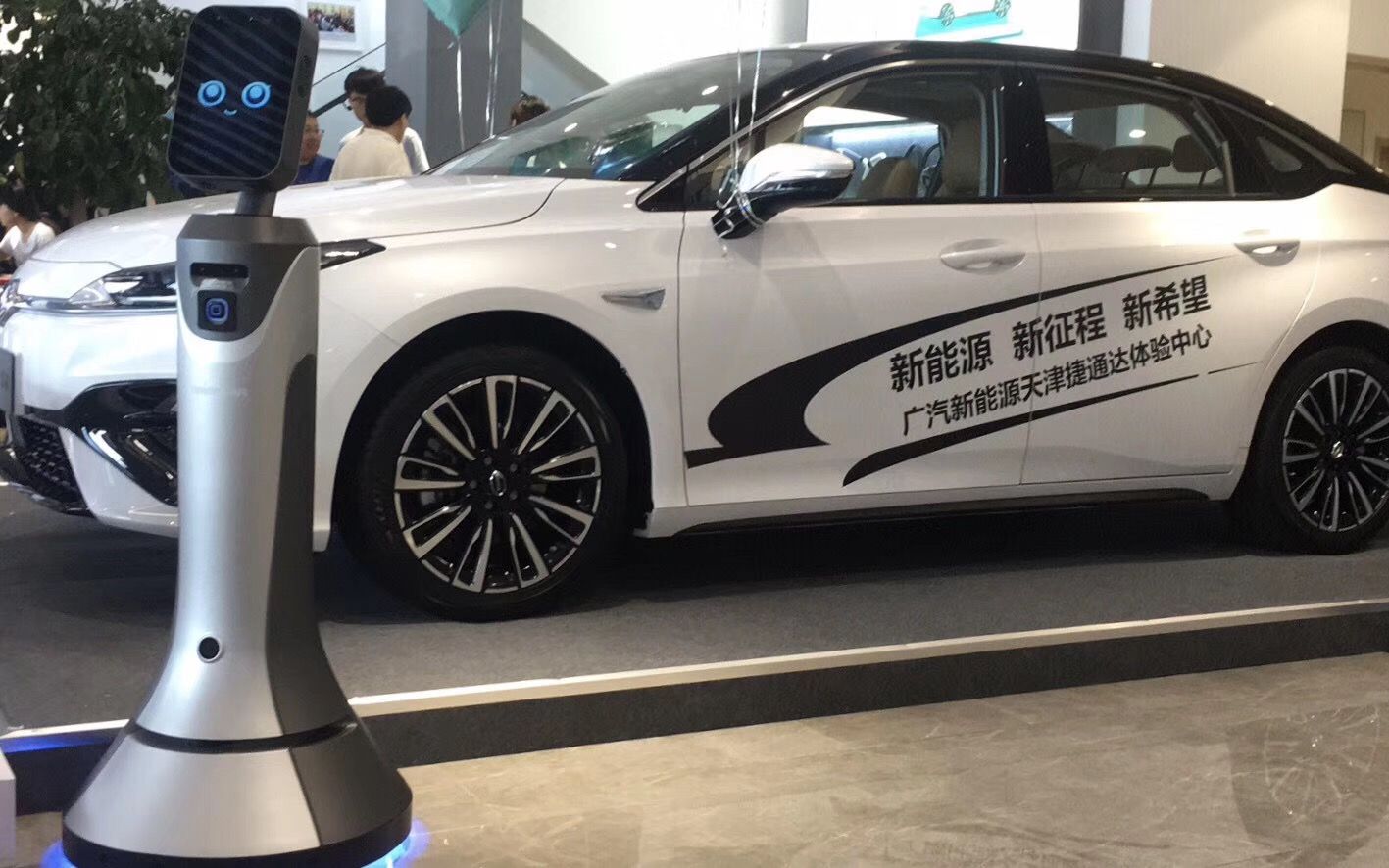 你见过机器人讲车么?AI智能机器人车评广汽新能源车