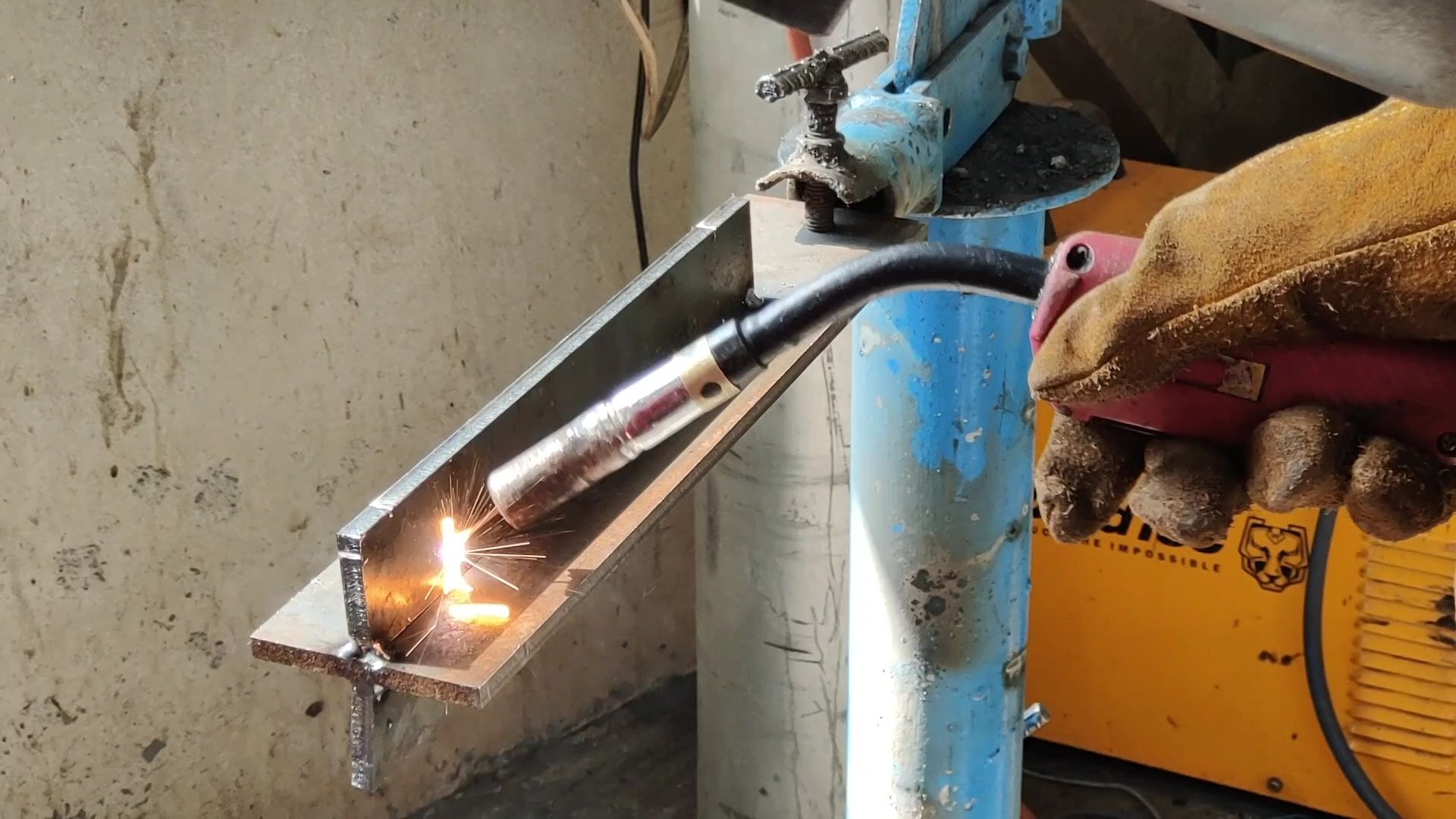 学二保焊最关键的就是调电流和电压,看看是怎样调节的吧