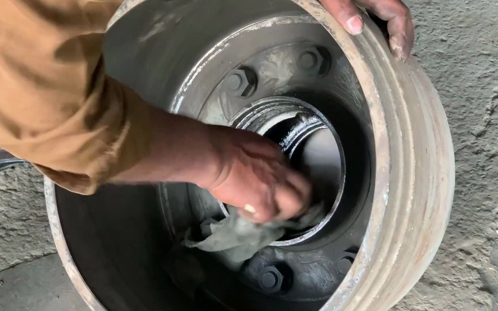 Skill Horse 巴基斯坦修理工修复因大面积减速带而受损的轮毂总成