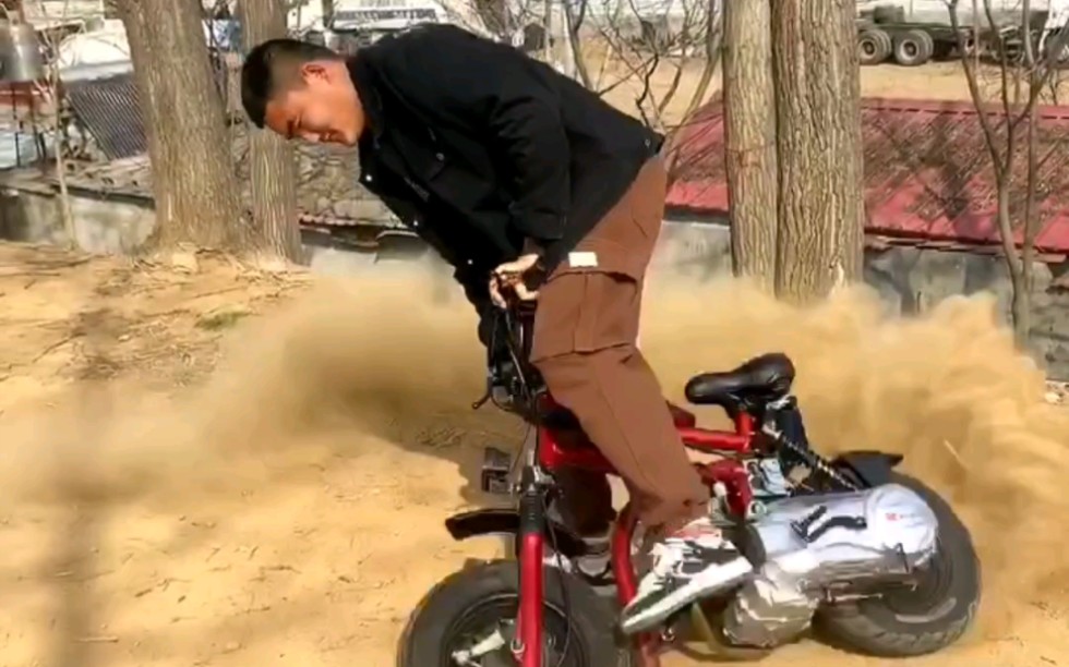 迷你小坦克摩托车,125cc无级变速箱,小巧轻便。动力十足