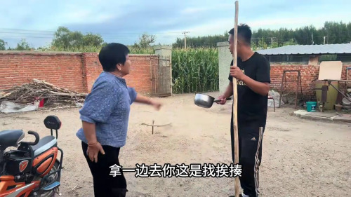 小伙给岳母做的纯木拐杖,去邻居家串门方便了,不用担心腿疼了