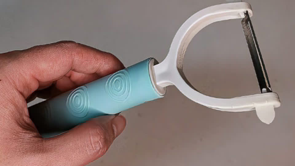 削皮刀上小机关,好多家庭用烂了都不懂得,赶快学学看吧