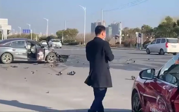 中保研侧碰实战版,名爵5侧撞比亚迪汉EV