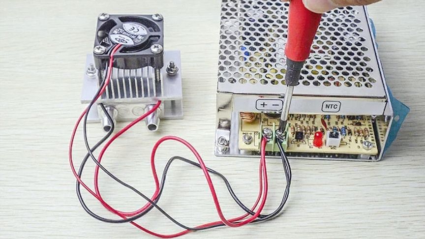 教你用半导体制冷片制作小型冰箱，方法很简单，是个电工一学就会