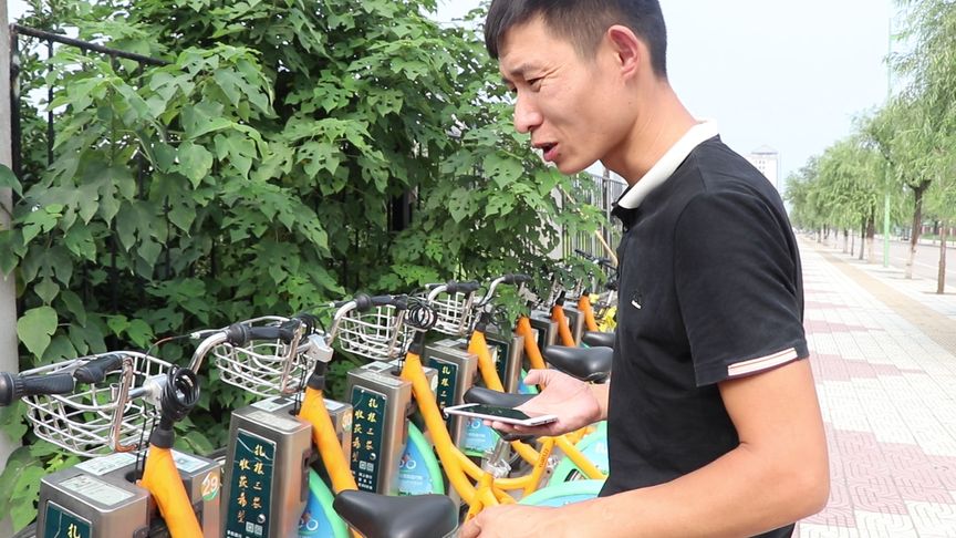城市里共享单车怎么用?农村小伙第一次进城,不知道怎么才能骑车