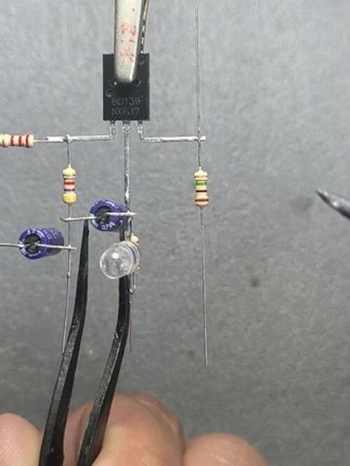 用BD139三极管6个电阻3个电容制作的呼吸灯