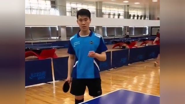 乒乓球:初学者在握拍姿势还是有些不正确,这样握拍才是最好的!