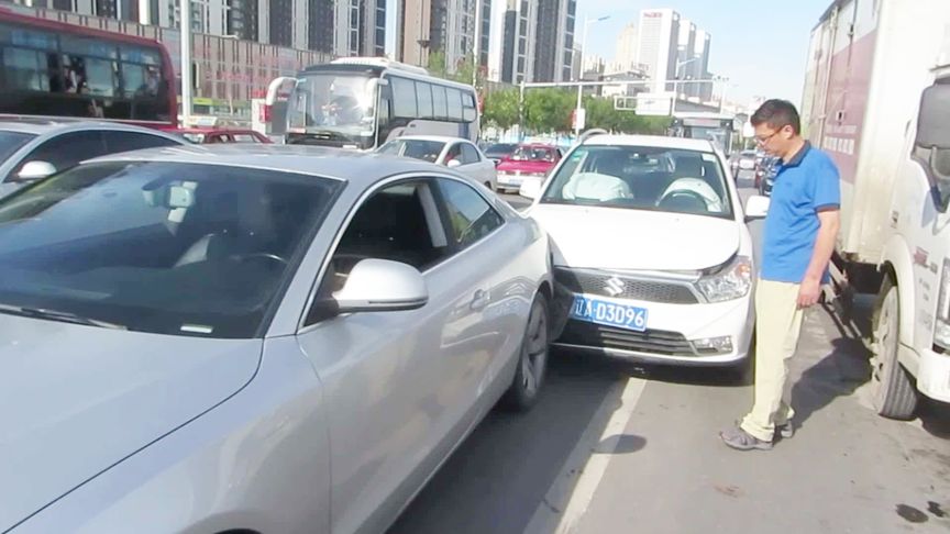 车被撞了,对方全责却耍赖不赔咋办?老司机教你,一个电话就搞定