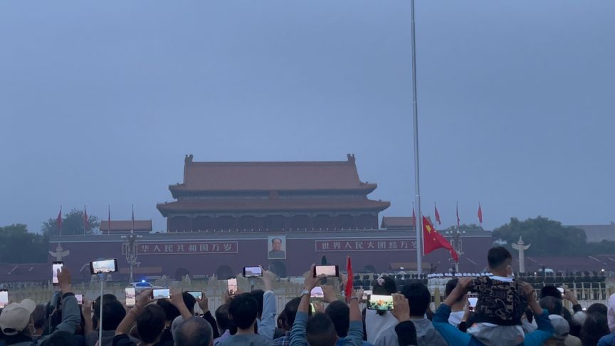 9月30日是烈士纪念日,一起在升旗仪式中缅怀先烈,向英雄们致敬