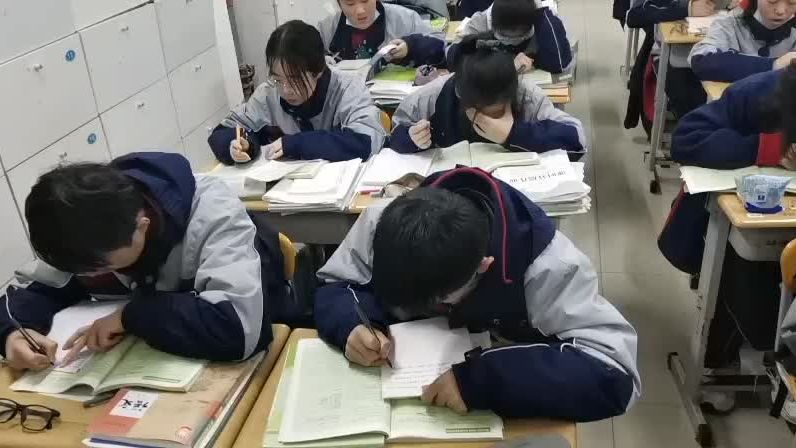 #抖音小助手 #记录校园生活老师清晨发出来的晨读现场