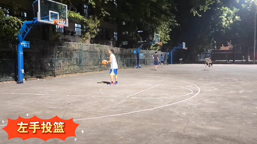 左手投篮,读书有位教练跟我说若不会用弱侧手的话就不要跟别人说你...
