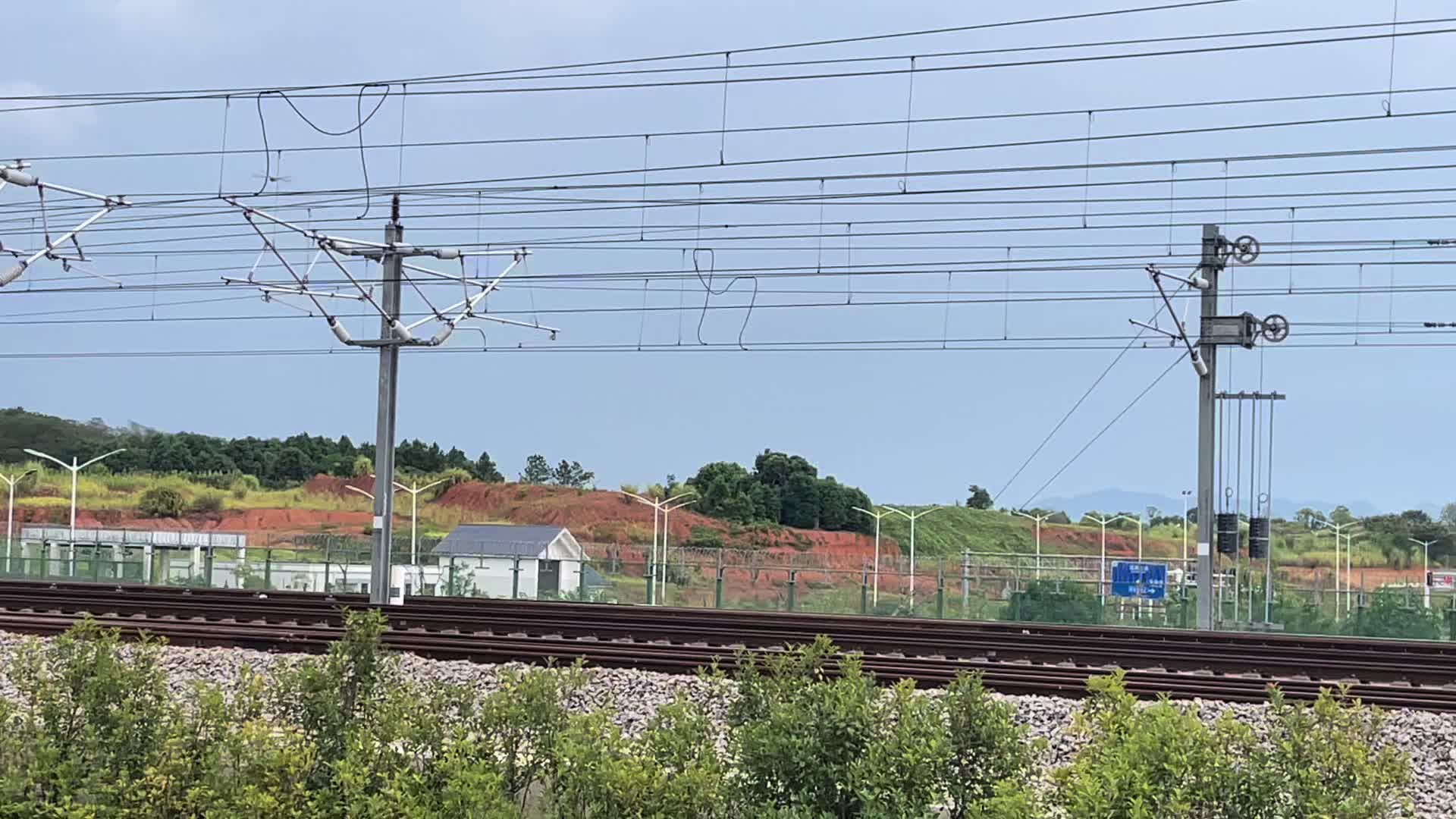 G2737南昌东到深圳,中途停靠吉安西、兴国西、赣州西、龙南东、...