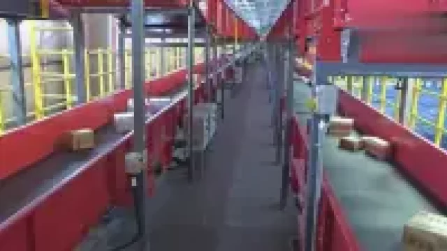 京东的仓库物流, 快递经过流水线再到快递车, 这物流技术令不少同行...