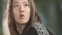 女神想上厕所,忍不住拉裤子上了,一阵风吹过,尴尬了!