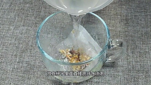 这个季节闷热又潮湿,来一杯芡实茯苓薏米茶