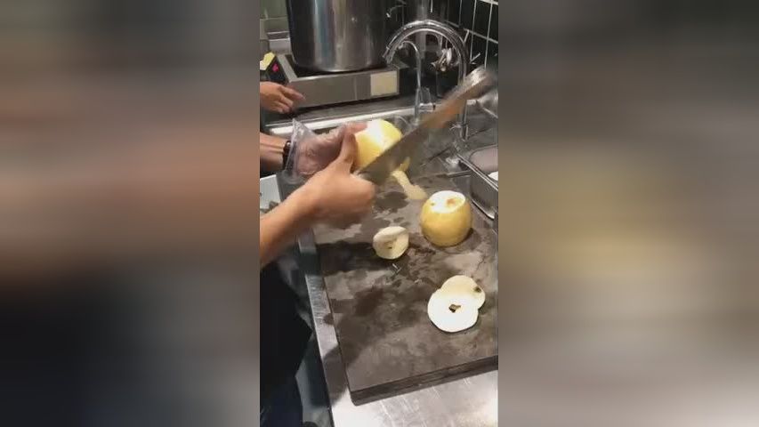 这样削水果事半功倍,小伙一把破刀玩得出神入化