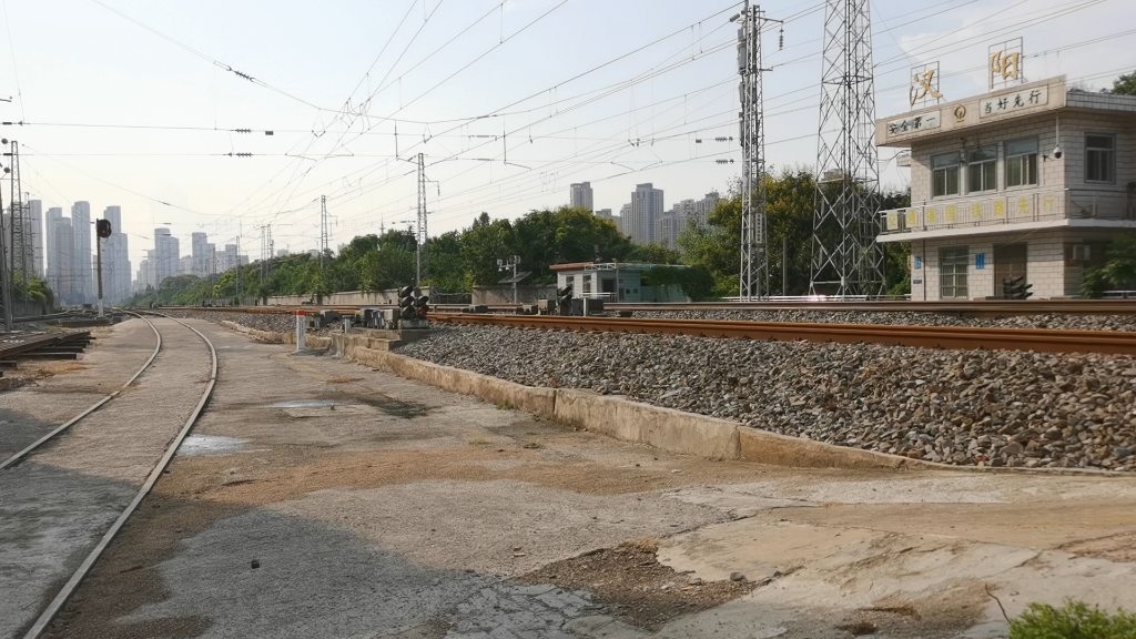 严重晚点的K458次列车通过汉阳站