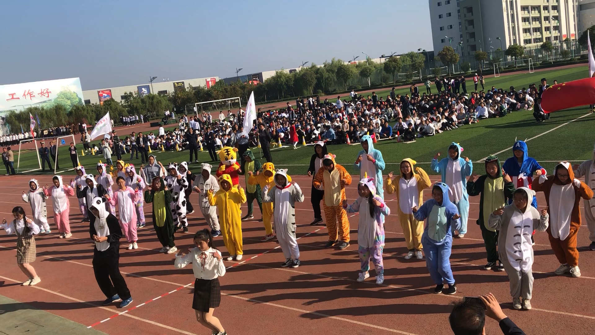 亭湖高级中学高三五班《阳光彩虹小白马》运动会开场,沙雕视频不...