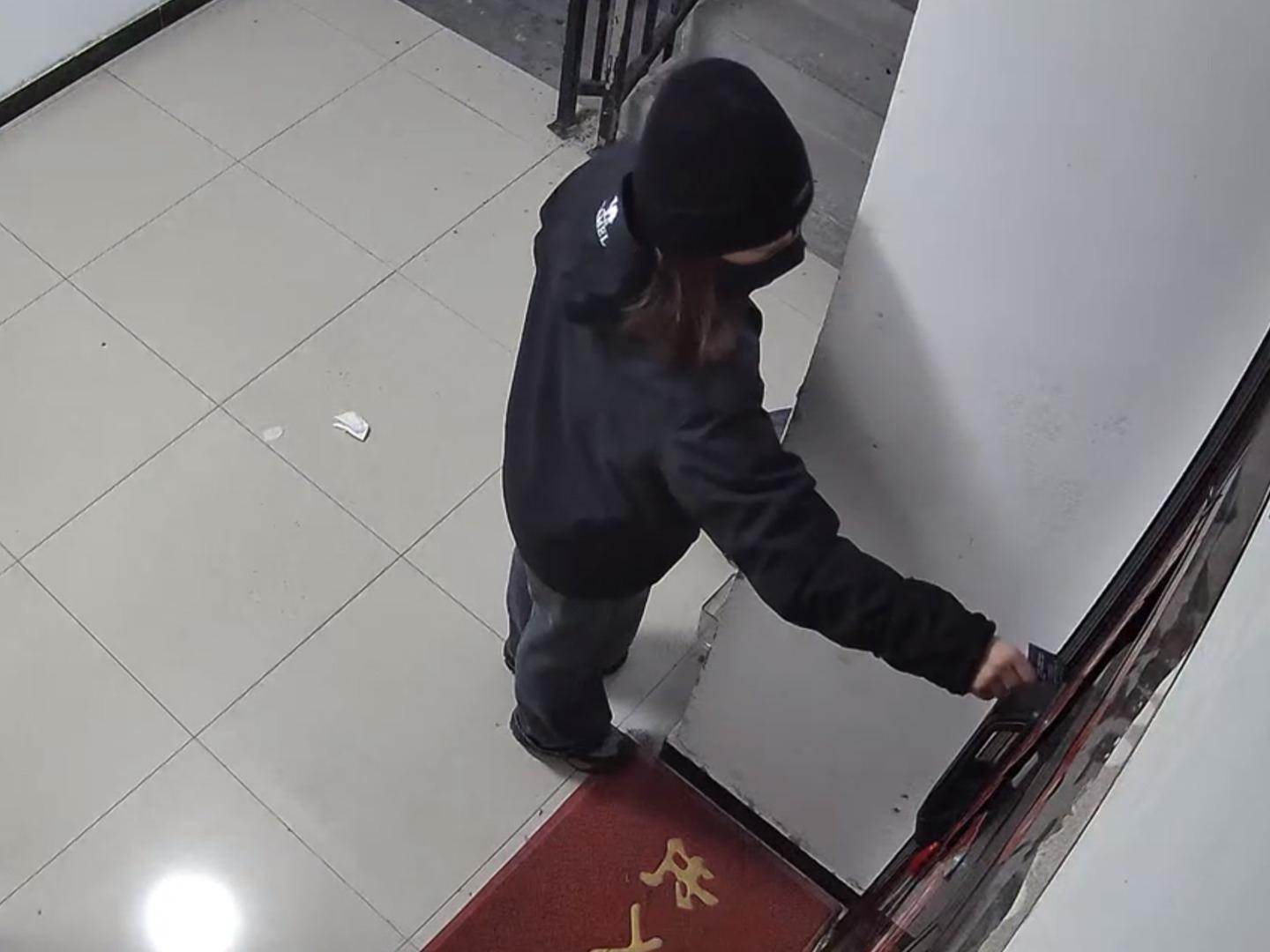 陌生人裹得严实往门缝塞卡片,女子碰巧开门,被吓得尖叫