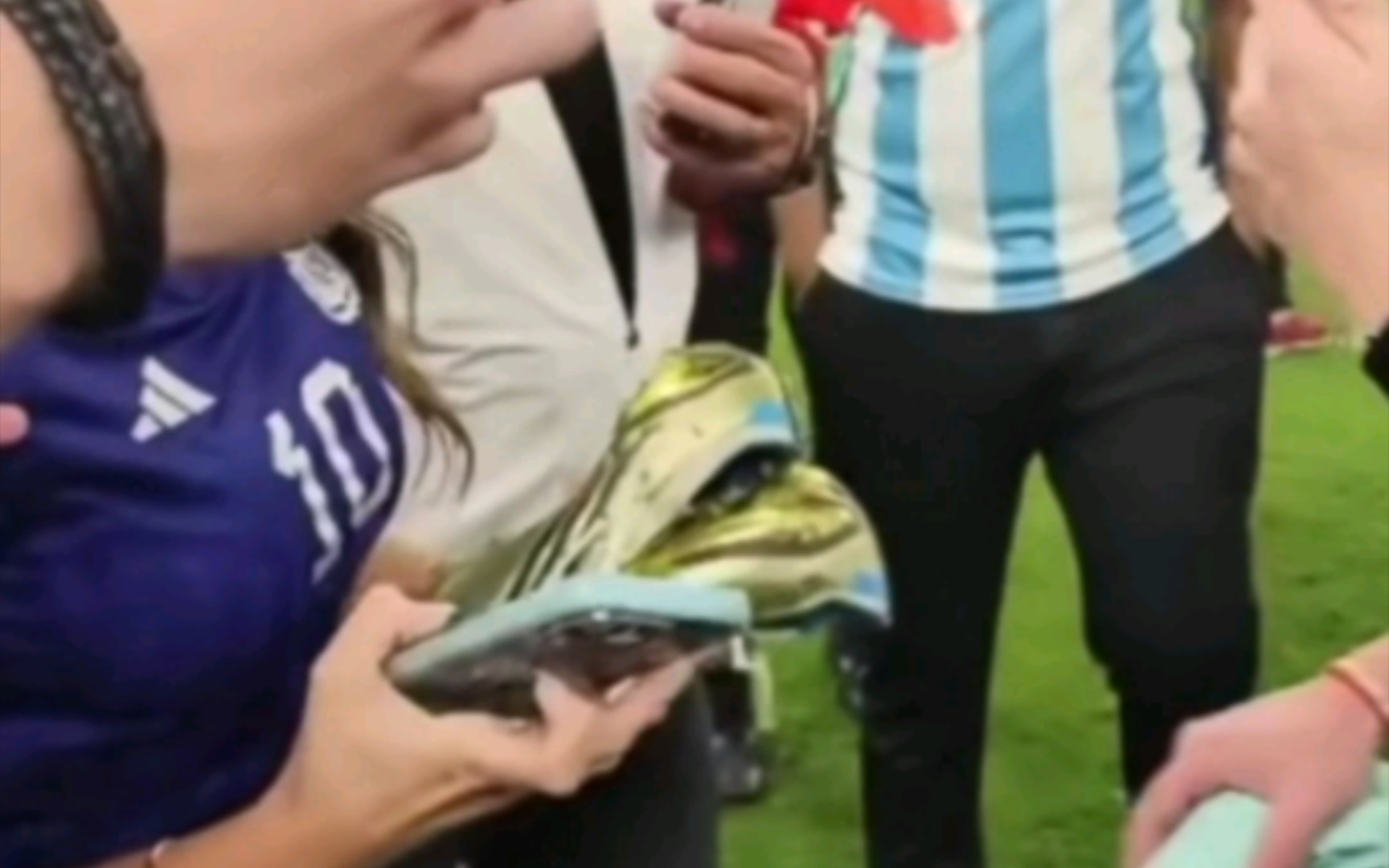 梅西世界杯冠军球鞋被妻子安东内拉“没收”,哈哈哈,这是怕梅西一...