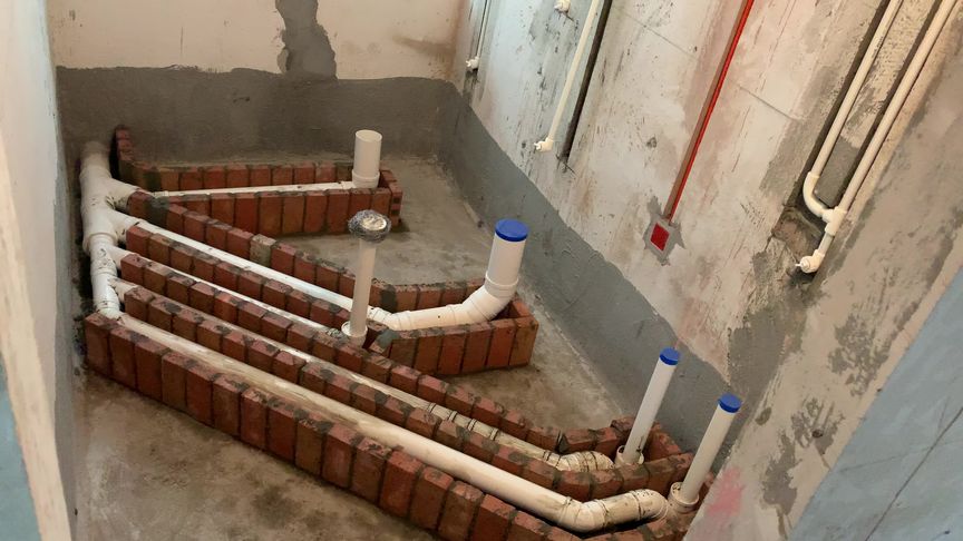 卫生间排水管保护丨同样的红砖保护,细节不一样,效果也截然不同