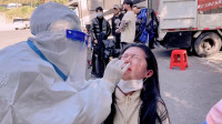 女孩做核酸检测,捅到鼻孔两眼流泪,滋味太酸爽!