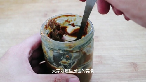 调麻酱汁时,有人用水有人放油 其实都错了 酒店大厨教你正确方法