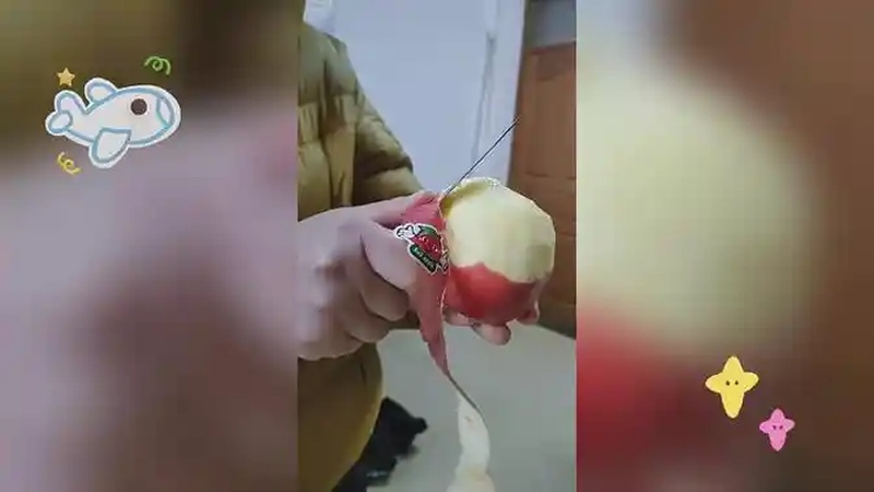削苹果小技巧:刀口朝里更安全!