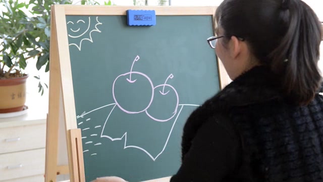 小苹果与毛毛虫的故事