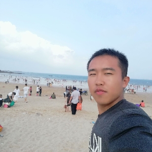 一个很哇噻的小男孩 